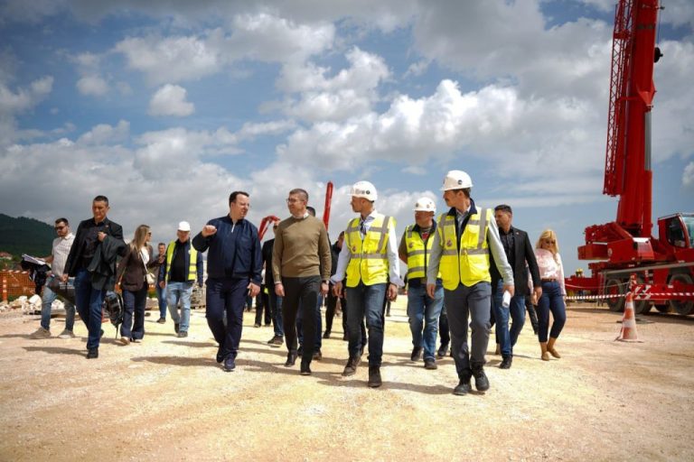 Ongoing infrastructure projects are estimated at 10 billion EUR ...